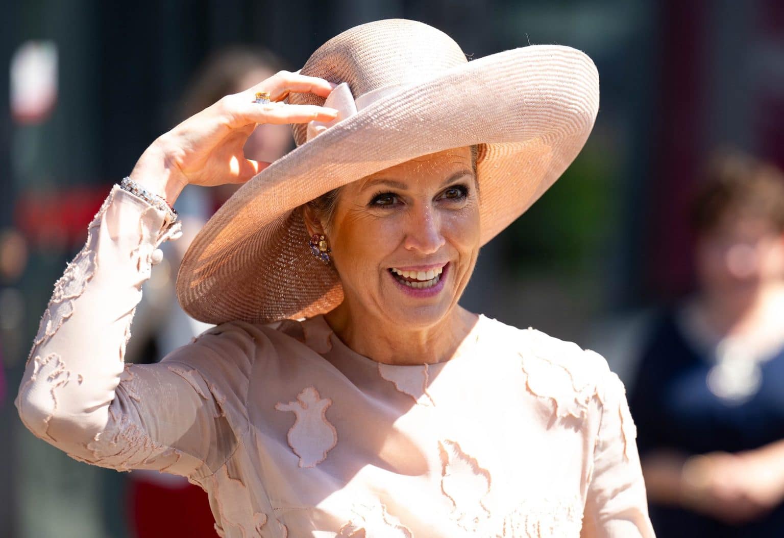 Aha: zó blijven Máxima’s hoeden altijd perfect zitten tijdens winderige ...
