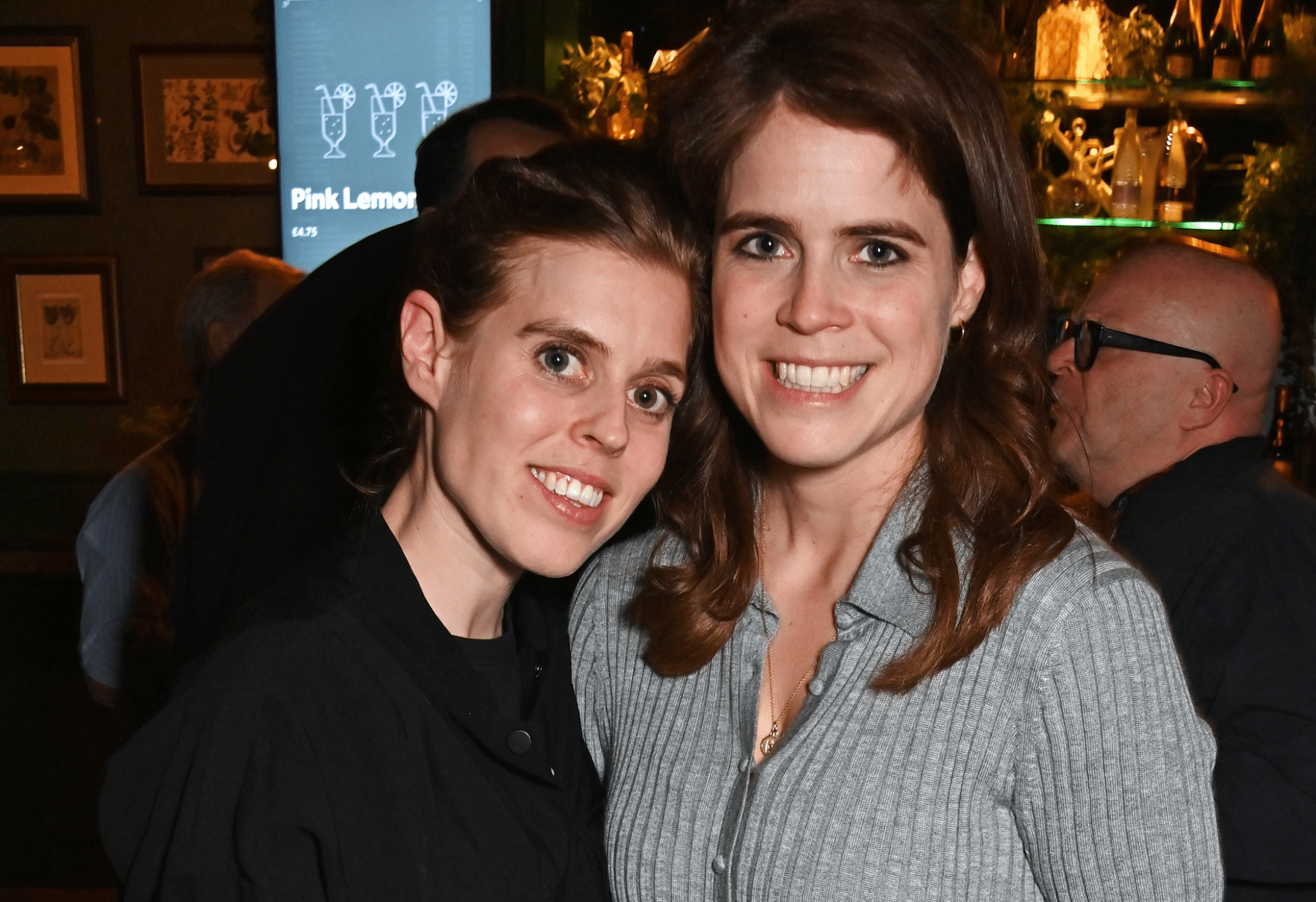 Op déze manier steunen Beatrice en Eugenie hun vader prins Andrew