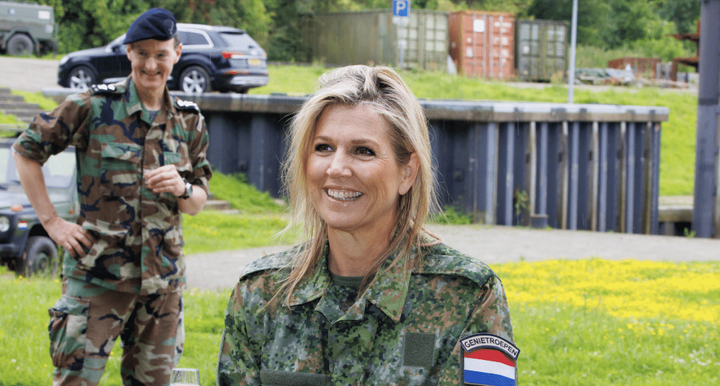 Stoere Máxima bikkelt mee met reservisten-in-opleiding