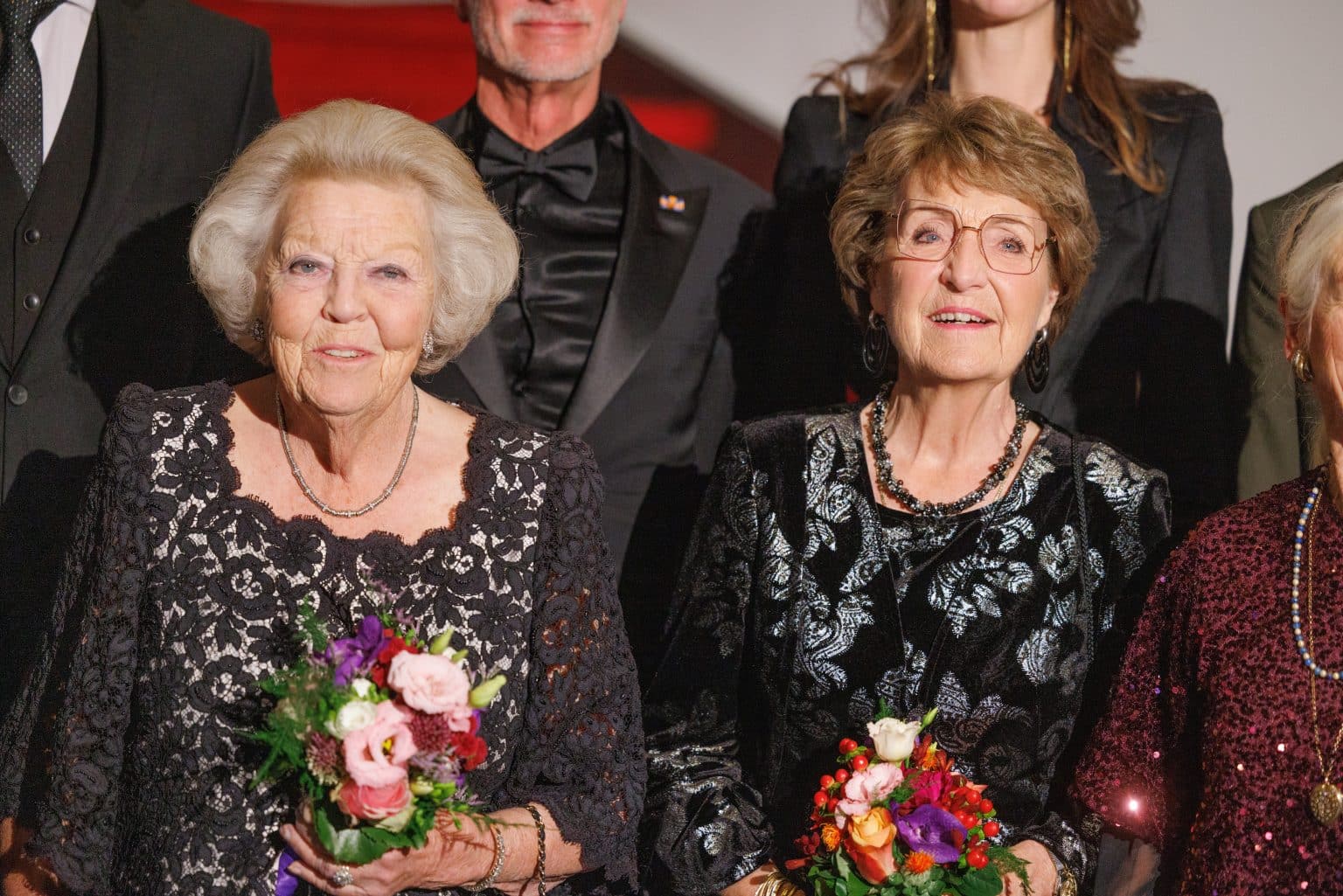 Beatrix en Margriet stralen bij Nederlands Balletgala in Amsterdam