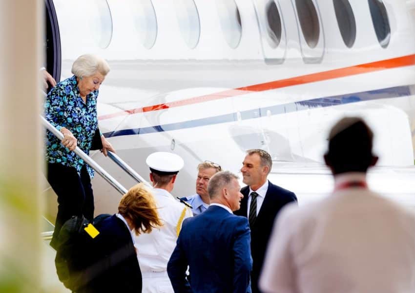 Prinses Beatrix aangekomen op Bonaire voor werkbezoek: dít zijn alle ...